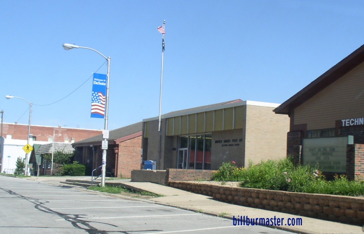 Looking at the De Soto Post Office. (June, 2010)