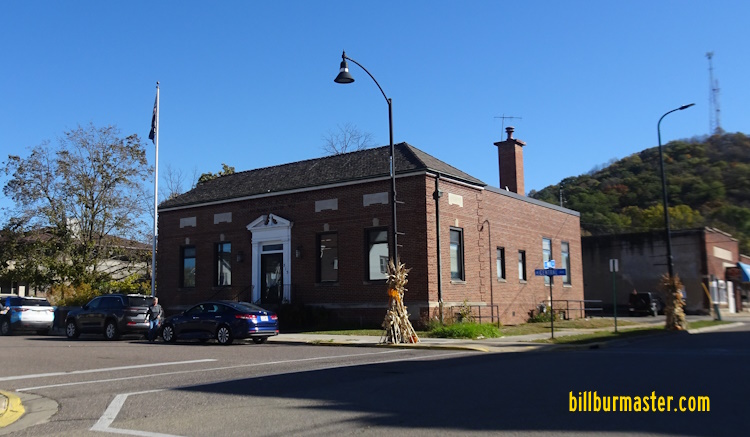 Looking at the Richland Center Post Office. (October, 2024)